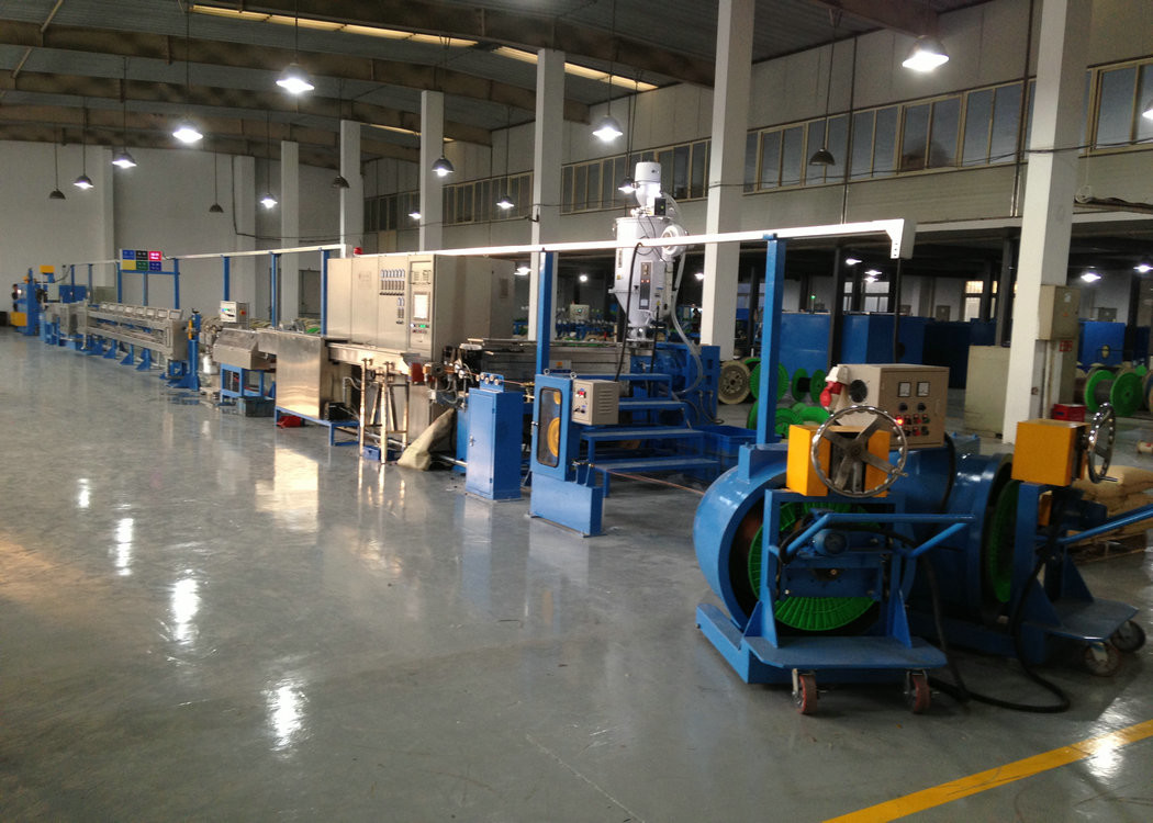 Le diamètre isolant en plastique 500 de machine d'extrusion de fil du ...